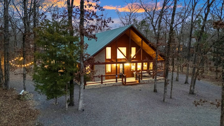 Spacious Escape: Hot Tub, Game Room, Ev Charger - Broken Bow, OK