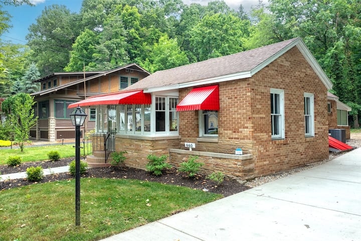 Lake Street North | Bright Downtown Retreat! - Saugatuck, MI