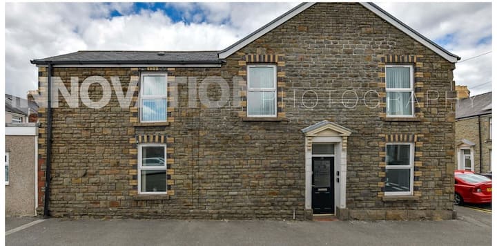 4bedroom Home Located On The Outskirt Of Swansea - Swansea