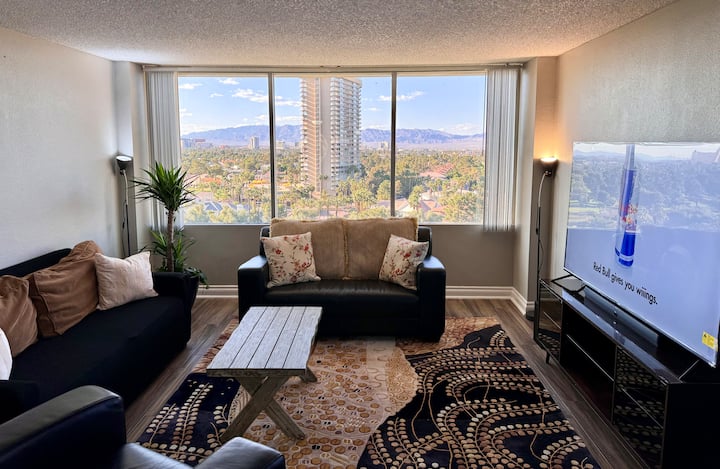 Corner High-rise With Golf Course & Mountain Views - Las Vegas, NV