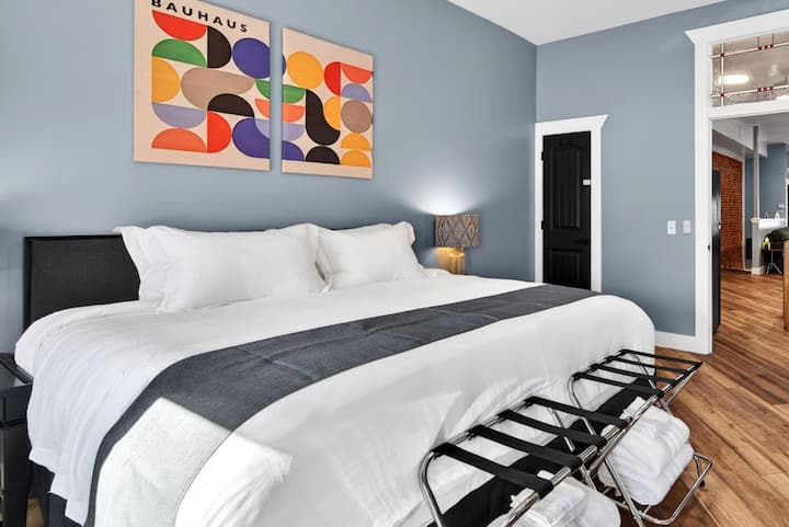 New! Mojito Moments - Stylish, Walkable, Sleeps 4 - University City, MO