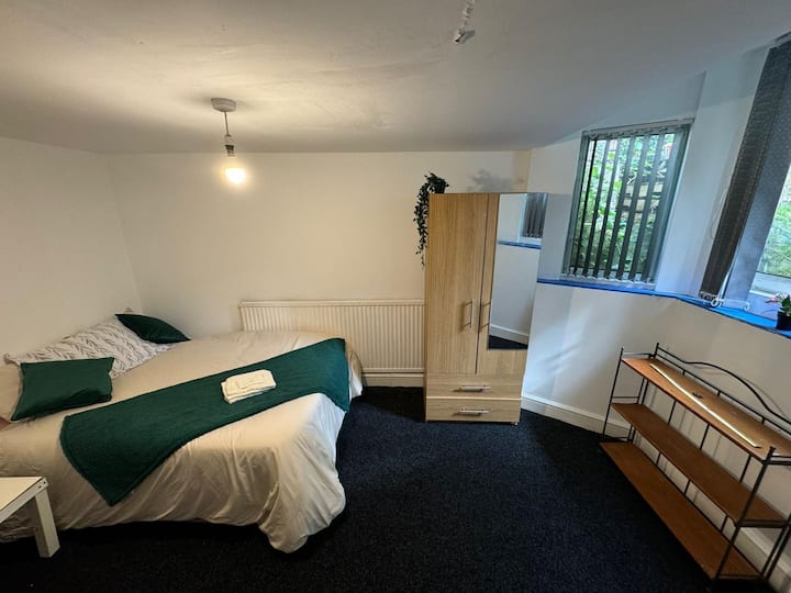 Spacious & Fully Furnished Room - ウェークフィールド