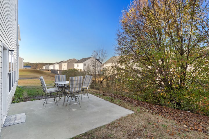 Cozy Garden-level Retreat | 3 Queen Beds - Raleigh, NC