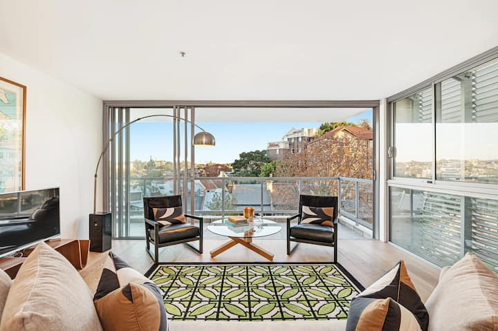 Bright Modern Apartment | Pool, Gym & Balcony - Sydney