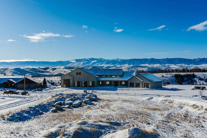 Luxury 5-bed Mountain View Estate W/ Theater! - Wyoming