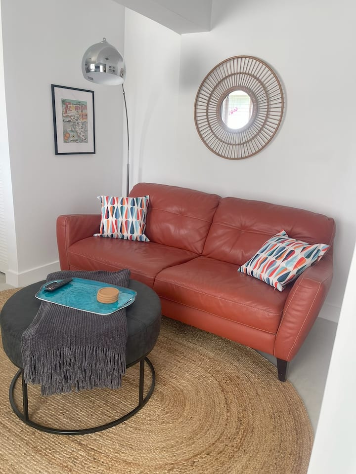 Retro Bungalow & Private Yard 2.5mi. From Beach - Pompano Beach, FL