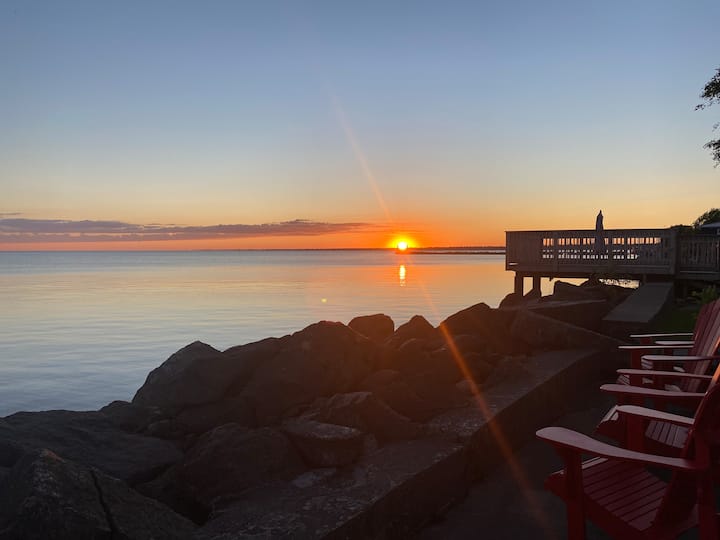 Beautiful Lakefront Cottage Close To Point Pelee - Leamington