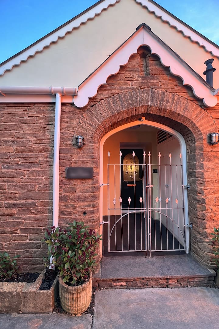 New Stylish 1-king Bed Apartment Stay In Devon - Kingsbridge