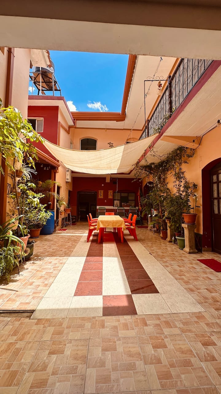 Piso Completo Con Patio Y Ubicación Central. - Sucre