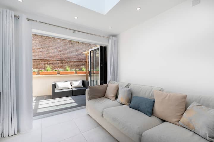 Luxury Central Cheltenham Basement Retreat - Gloucestershire