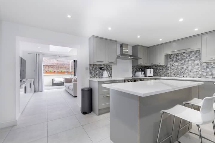 Luxury Central Cheltenham Basement Retreat - 윈치콤