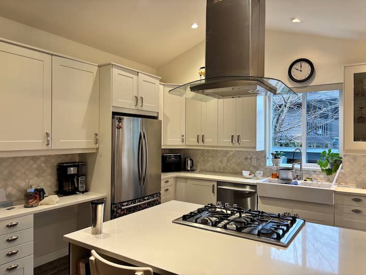 Eagle Nest Basecamp | 3br Retreat | Whole Home - Canada