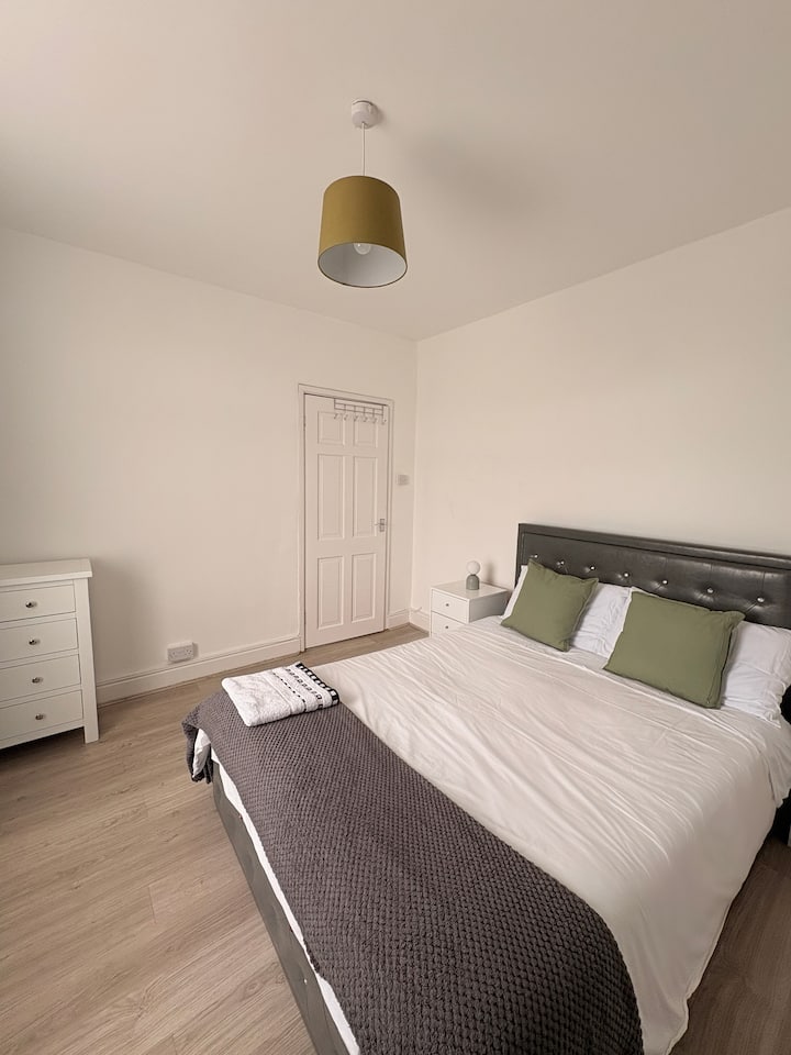 Swansea House - 3 Bedroom - Based On Group Size - Aberavon Beach