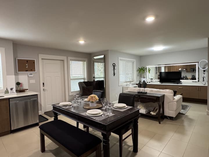 2br Luxury Suite, W/ Backyard & Free Parking - Langley