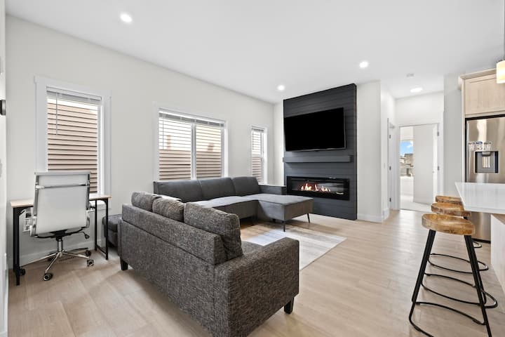 Modern 3 Bed 2 Bath Home! Close To Airport! - Canada
