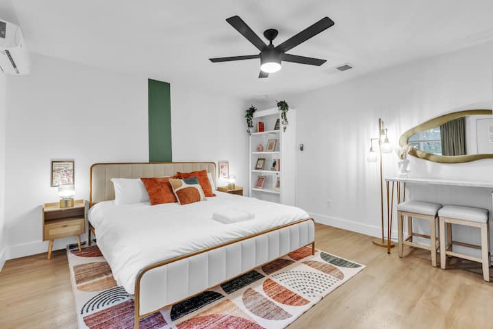 Chic & Cozy Stay With A Pop Of Color - Onion Creek - Austin