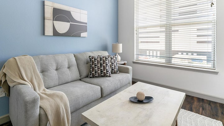 Landing | Stunning 1bd, Courtyard, Gym - Downtown Houston