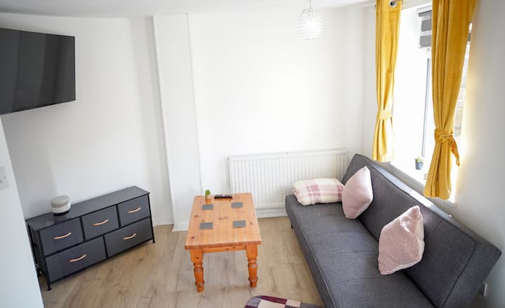 The Crescent Townhouse| Ensuite | Sleeps 3 - Kerry