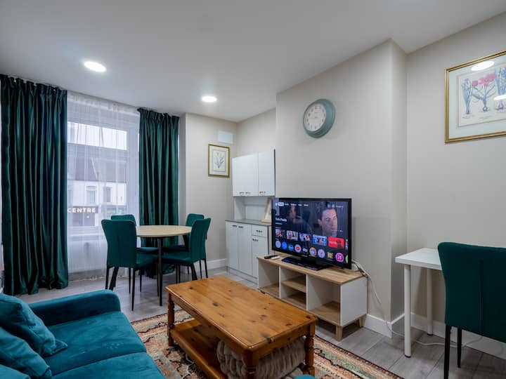 Spacious 2-bedroom Flat - Epsom