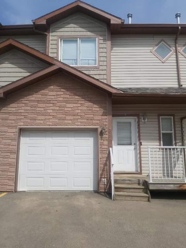 Stylish & Spacious North End Townhouse In G.p. - Grande Prairie