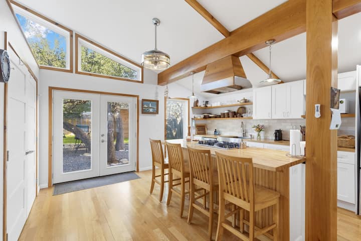 Craftsman Style Lake Cottage Family & Pet Friendly - Lakeway, TX