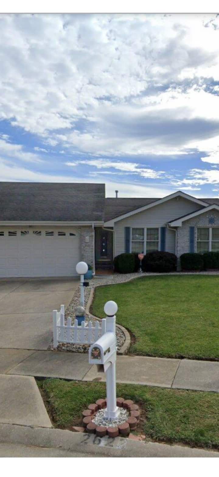 West Side Blue 3br Home - Springfield, IL