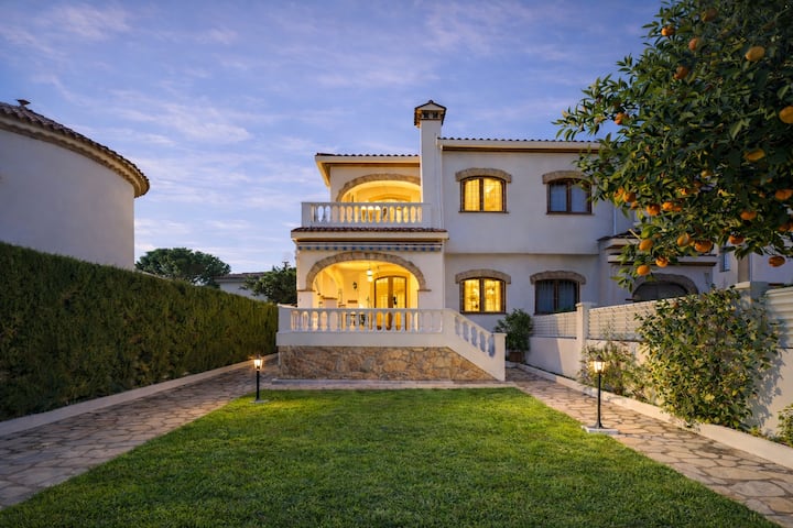 Miami Platja Beach House · Bbq · Near Portaventura - Mont-roig del Camp