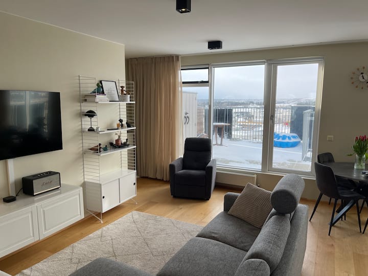 Bright Luxury Penthouse |Top Floor| Amazing Views - Reikiavik