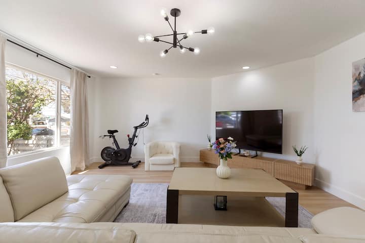 Bay Area Oasis: 4bd/3ba Home Near Tech & Nature - Palo Alto, CA