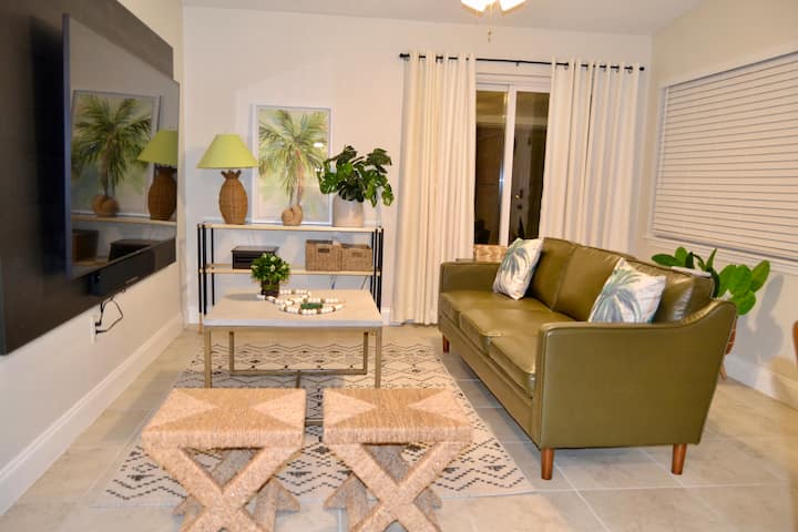 Vibrant Cuban Style Home With Patio In Fort Myers - Fort Myers, FL