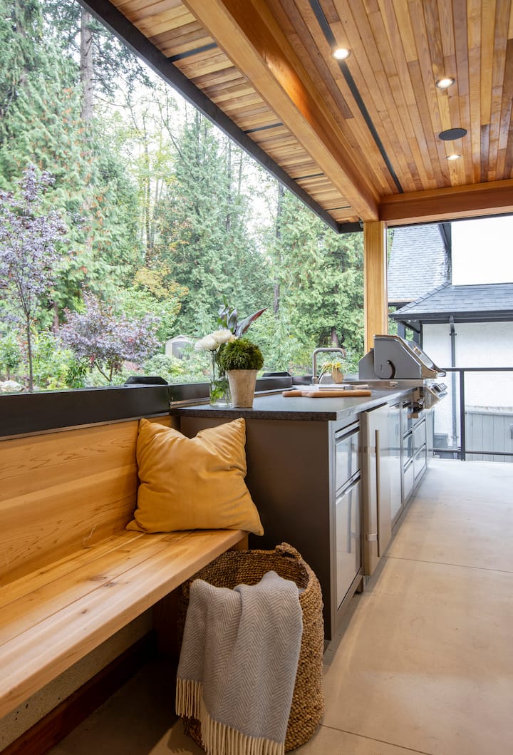 South Surrey Retreat • 6 Ensuites • Sleeps 12 - Langley, BC