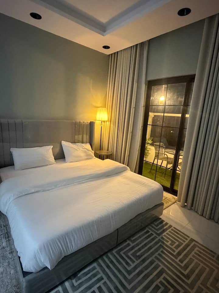 استديو ببلكونه حي الضيافه شاشه ٧٥ بوصه وعازل صوت - Saudi Arabia