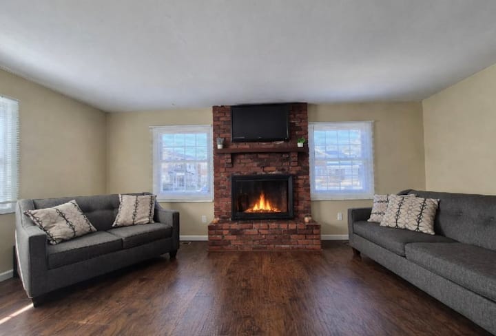 Private Home W/ Yard + Workspace Near Philly - Neshaminy State Park, Bensalem