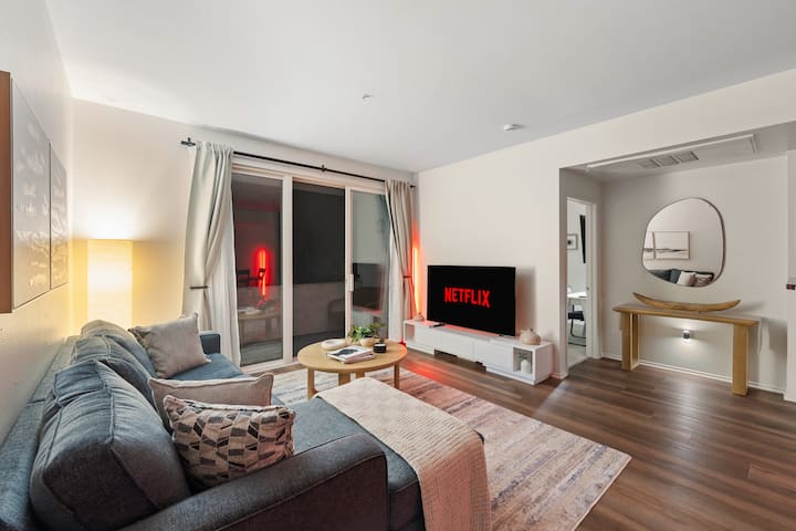 Top Floor 2br/2ba: Walkable + Designer Condo - Culver City