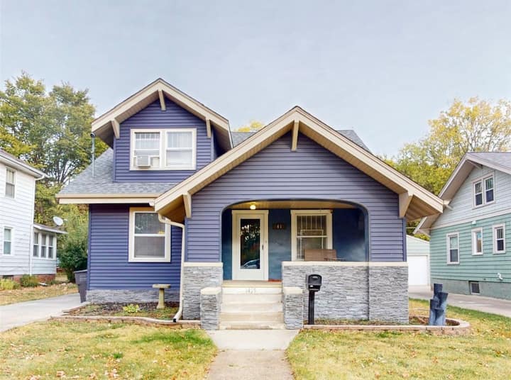 Cozy Beaverdale Home - Des Moines, IA