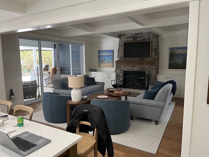 Beautiful 6 Bedroom Cottage- Bayfield - Clinton