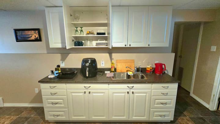 Cozy Suite: Full Kitchen & Queen Bed - North Battleford