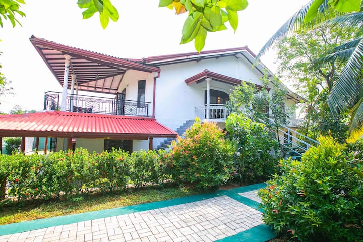 The Emerald Terrace - Garden Hillside Home Gampaha - Sri Lanka
