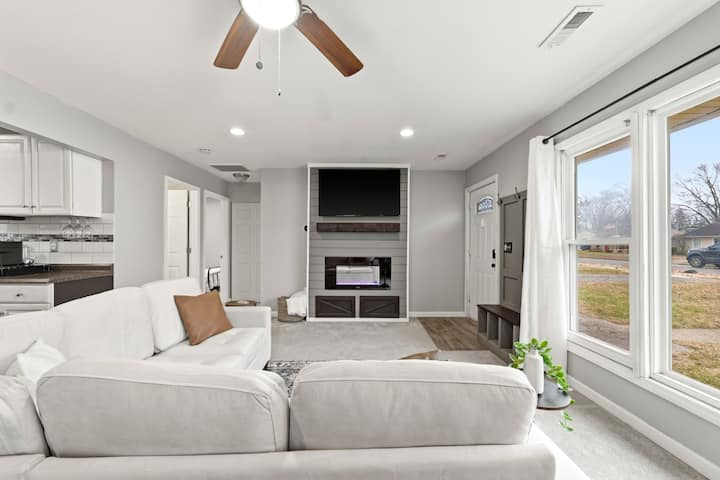 Modern & Stylish 2br Suburban Retreat - Westland, MI