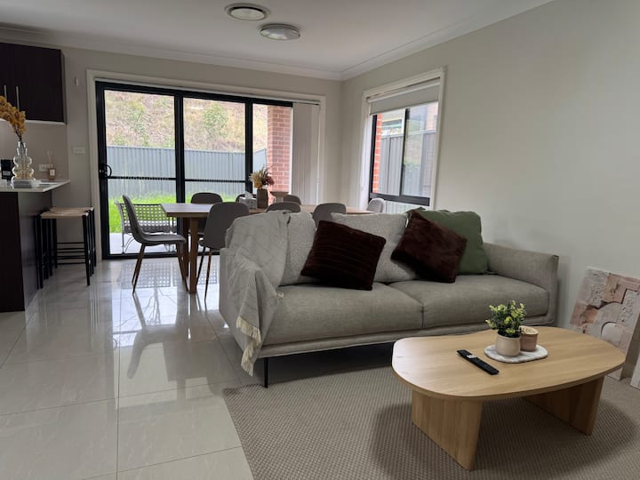Spacious 5br With Secure Parking | 5 Mins To Mall - Campbelltown