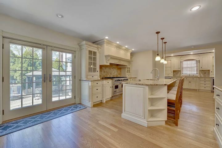 Elegant Home In Prime Floral Park - Great Neck, NY