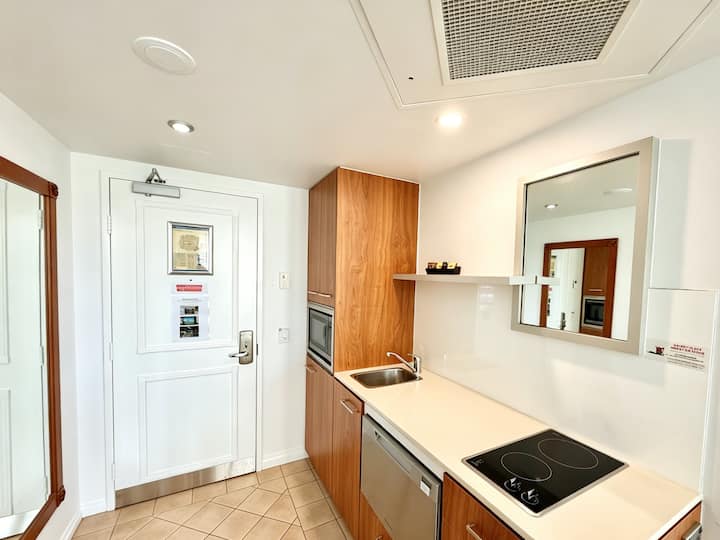 Surfers Paradise (13f) Ocean View Hotel Room (56) - Australia