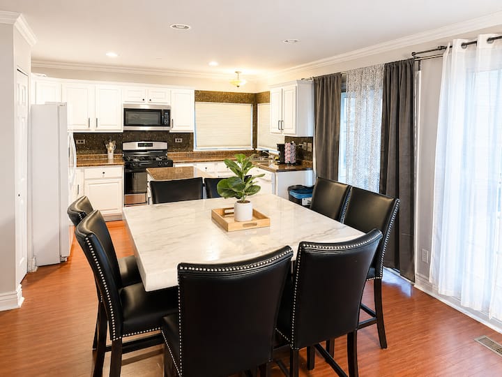 4br Elgin Home•30 Min To Ord•50 Min To City - Elgin, IL