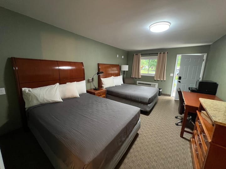 Clean Family Motel With Beautiful Grounds - Lake George, NY