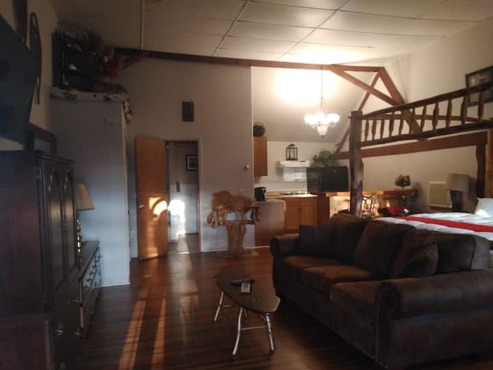 Adirondack King Deluxe - Saratoga Springs, NY