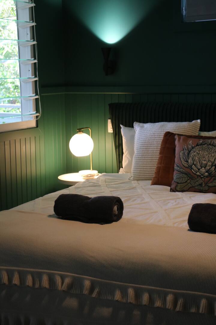 Afterglow Pavilion - Couples Stay, Central Yeppoon - Yeppoon