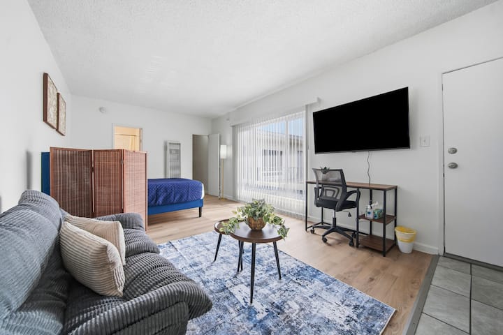 Spacious Studio W/ Parking Near Marina Del Rey - Marina del Rey, CA