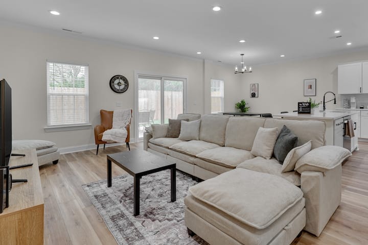Spacious Retreat Near Duke | Fast Wifi + Parking - Durham, NC