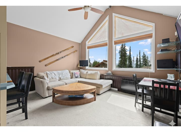 True Ski-in/out | Private Hot Tub | Sleeps 5 - Big White Ski Resort, BC