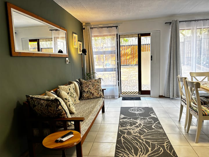 8 On Rue Montclair – Mountains, Wine & Sea Retreat - Somerset West